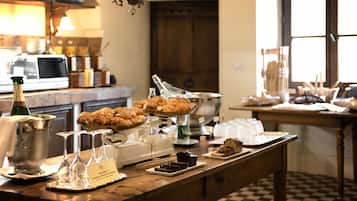 Pequeno-almoço tipo buffet diário (25 EUR por pessoa)