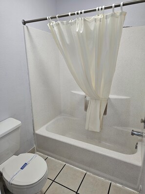 Quarto Deluxe, 2 camas queen-size, não fumadores, frigorífico e micro-ondas | Casa de banho | Uma combinação polibã/banheira, artigos de higiene pessoal grátis 