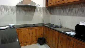 Um frigorífico/congelador grande, um micro-ondas, uma chaleira elétrica