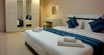 Junior suite | Cofres nos quartos, escrivaninha, cortinas blackout