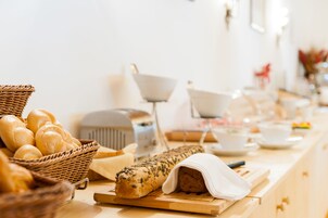 Café da manhã com buffet grátis todos os dias