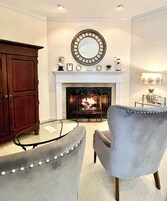 Quarto Deluxe, varanda | Sala de estar | Televisor 