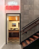 Entrada do NOMAD DINER com uma escadaria que leva ao interior.