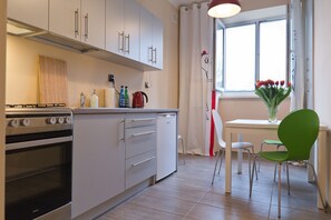 Apartamento | Cozinha privada | Um frigorífico/congelador grande, uma placa de cozinha