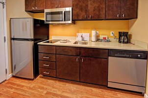 Um frigorífico, um micro-ondas, uma placa de cozinha 