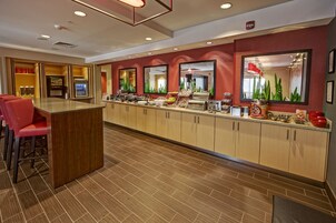 Café da manhã com buffet grátis todos os dias