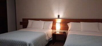 Quarto Quádruplo Standard, 2 camas de casal | Berços/camas para crianças grátis, Wi-fi grátis 