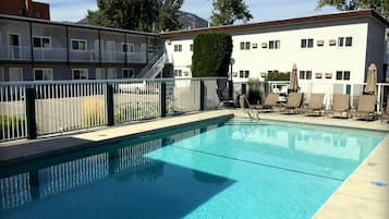 Piscina exterior sazonal