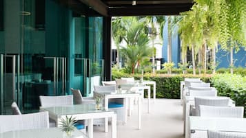 Café da manhã, almoço e jantar; culinária internacional