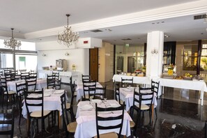 Pequeno-almoço tipo buffet diário incluído 