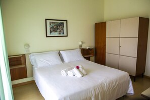 Quarto casal ou duplo econômico | Cofres nos quartos, escrivaninha, cortinas blackout, berços grátis