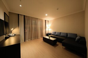 Edredons de pluma, cofres nos quartos, escrivaninha, cortinas blackout