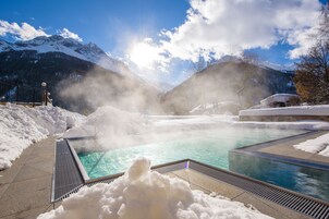 Piscina interna, piscina externa, espreguiçadeiras