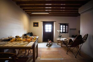 Apartamento, 2 quartos | Área de estar | TV de tela plana, lareira