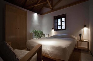 Apartamento, 2 quartos | 1 quarto, roupas de cama premium, cofres nos quartos, escrivaninha