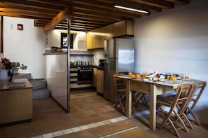 Apartamento, 2 quartos | Cozinha privada | Geladeira, cooktop, lava-louças, máquina de café expresso