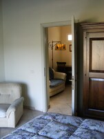 Apartamento Comfort em Condomínio Fechado | Edredões de penas, camas de colchão viscoelástico, cofre no quarto 