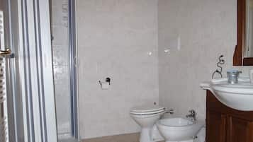 Quarto Básico | Casa de banho | Um polibã, um chuveiro de hidromassagem