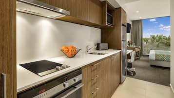 Um frigorífico, um micro-ondas, uma placa de cozinha