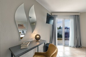 Quarto standard, vista parcial para o lago | Área de estar | TV LED