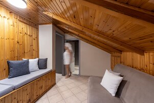 The Skylight Attic Room | Sala de estar | Televisor LED de 32 polegadas com canais digitais, televisor 