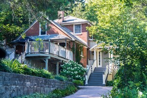 Fachada do alojamento (tarde/noite)