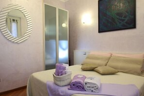 Quarto casal | Frigobar (abastecido com alguns itens grátis), cofres nos quartos