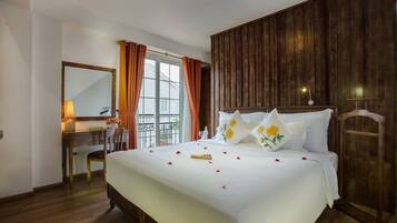 1 quarto, minibar, cofre com capacidade para portátil