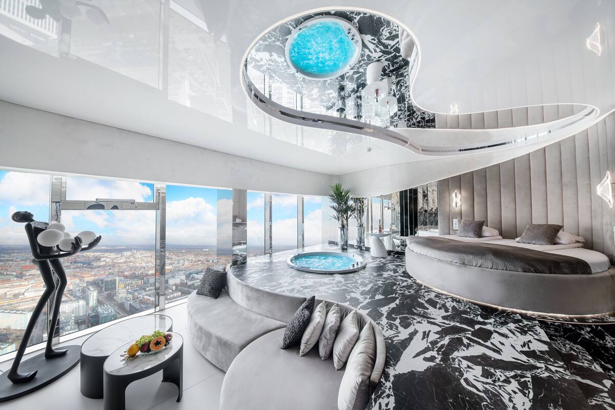 Um interior moderno com área de estar curvo, piscina central e vista para a cidade.