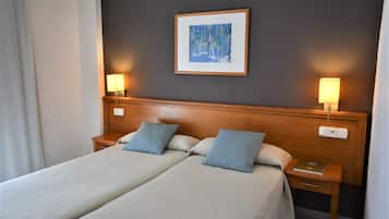 Quarto casal | Cofres nos quartos, escrivaninha, espaço de trabalho para notebook