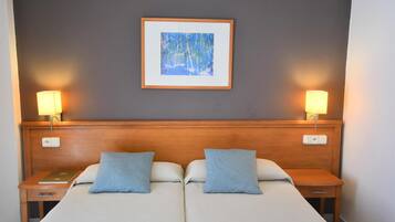 Quarto Duplo | Cofre com capacidade para portátil, secretária