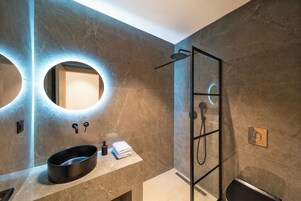 Quarto duplo superior | Banheiro | Chuveiro, produtos de toalete biodegradáveis, secador de cabelo 