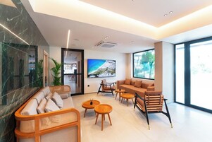 Área de estar no saguão