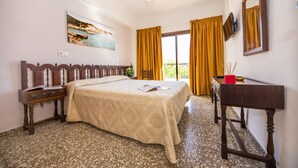 Quarto com cama, mesa de cabeceira de madeira, escrivaninha, cadeira, janela com cortinas e um quadro na parede.