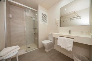 Quarto Duplo para 1 Pessoa | Casa de banho | Uma combinação polibã/banheira, um secador de cabelo 