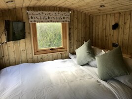 Cabine, casa de banho anexa, vista para o jardim (Fraser Shepherd Hut) | Interior