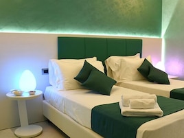 Roupas de cama premium, edredons de pluma, frigobar, cofres nos quartos