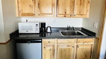 Quarto Familiar, 2 quartos, frigorífico e micro-ondas | Kitchenette privada | Minifrigorífico, um micro-ondas, uma cafeteira/bule