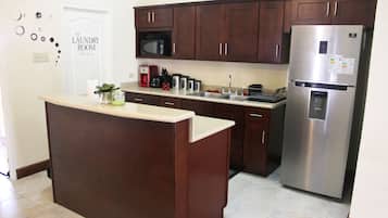 Apartamento Standard, 1 quarto, Vista para a cidade, no rés do chão | Cozinha privada | Um frigorífico/congelador grande, um micro-ondas, um forno