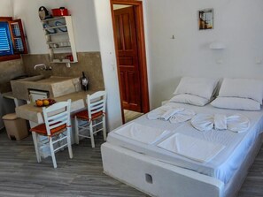 Estúdio, vista para o mar (3 Adults) | Cofres nos quartos, ferros/tábuas de passar roupa, Wi-Fi de cortesia