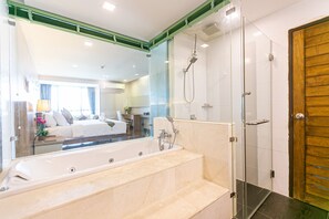 Suíte, 1 quarto | Banheiro | Produtos de toalete biodegradáveis, secador de cabelo, chinelos 