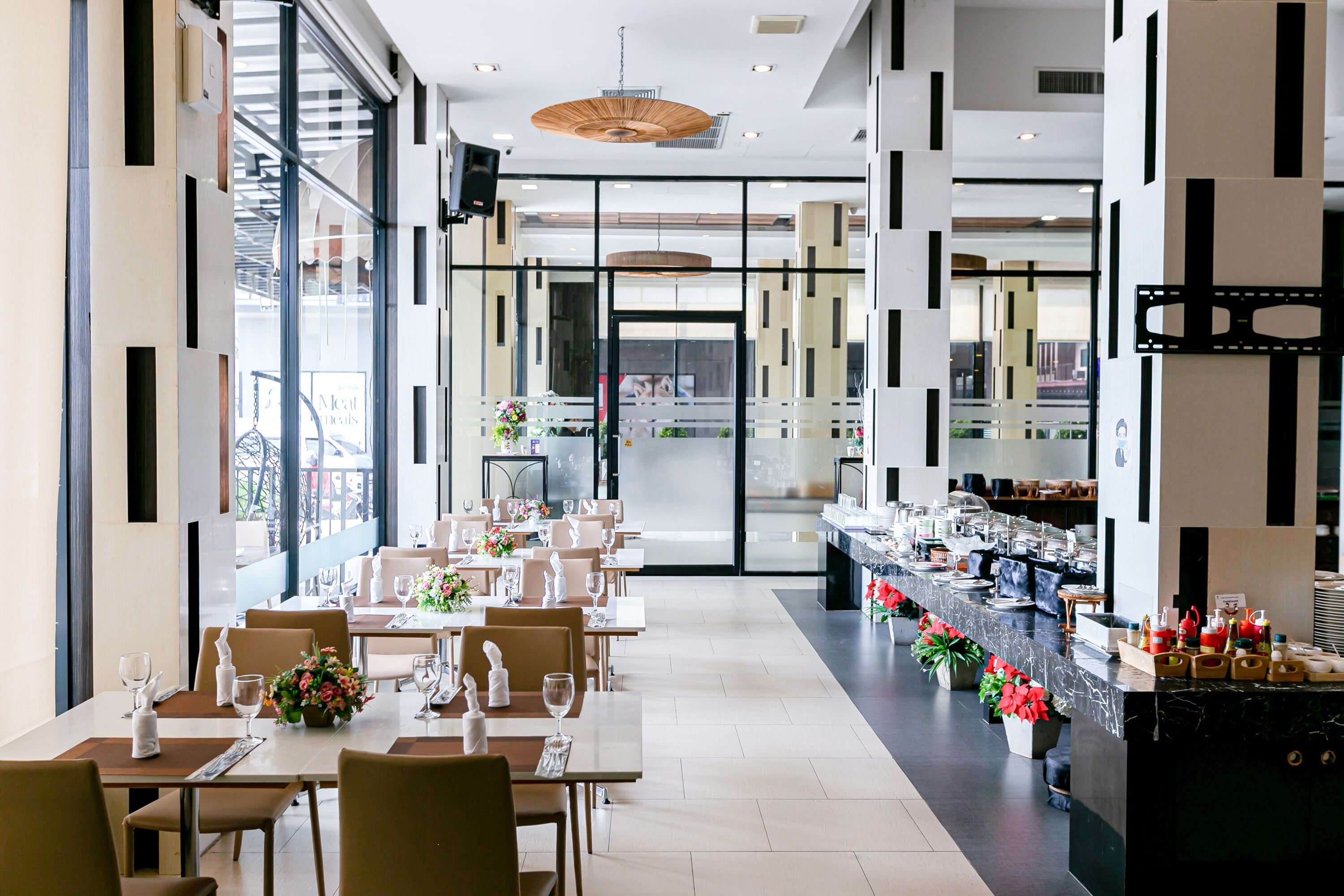 Pequeno-almoço inglês diário (300 THB por pessoa) 