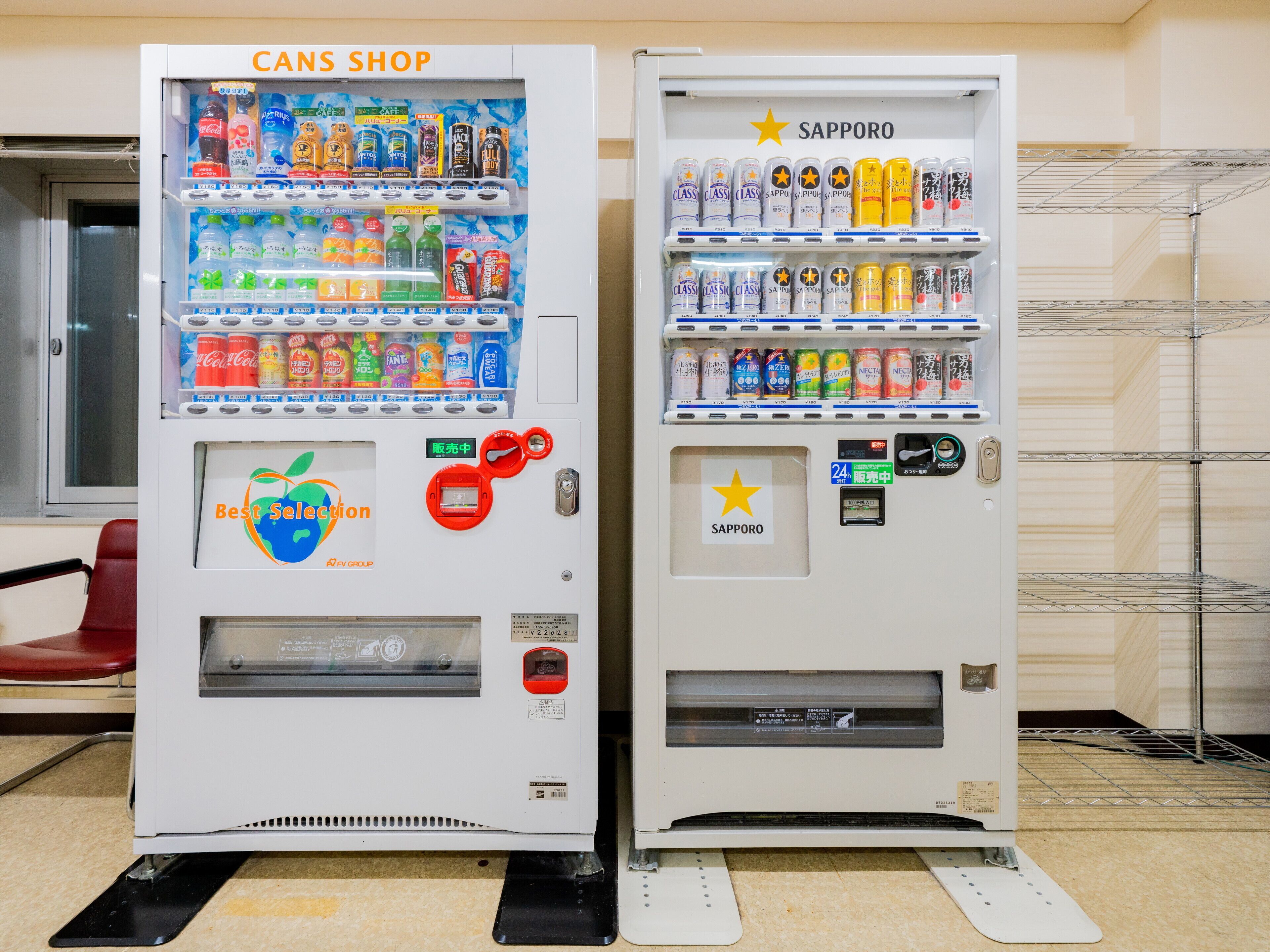 Duas máquinas de venda automática identificadas como 