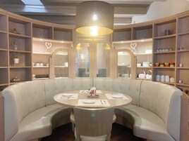 Café da manhã com buffet todos os dias (EUR 13 por pessoa) 