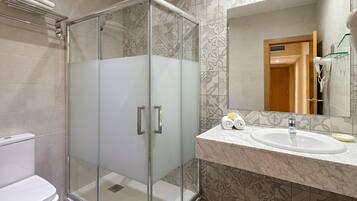 Quarto casal ou duplo standard, 1 quarto | Banheiro | Produtos de toalete grátis, secador de cabelo, toalhas de banho