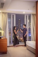 Apartamento Deluxe, 3 quartos, varanda, vista parcial para o mar | Roupa de alta qualidade, edredões de penas