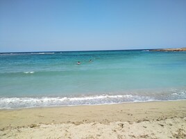 Espreguiçadeiras, guarda-sóis 