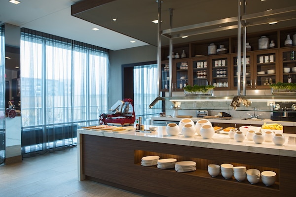 Pequeno-almoço tipo buffet diário (14.95 USD por pessoa)