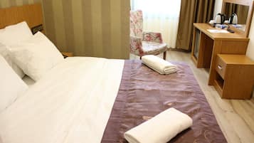 Roupa de alta qualidade, minibar, cofre com capacidade para portátil