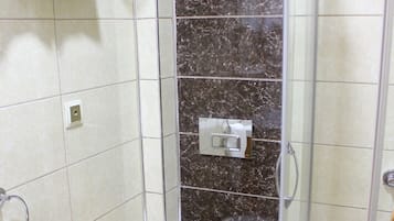 Um polibã, um chuveiro fixo, artigos de higiene pessoal grátis